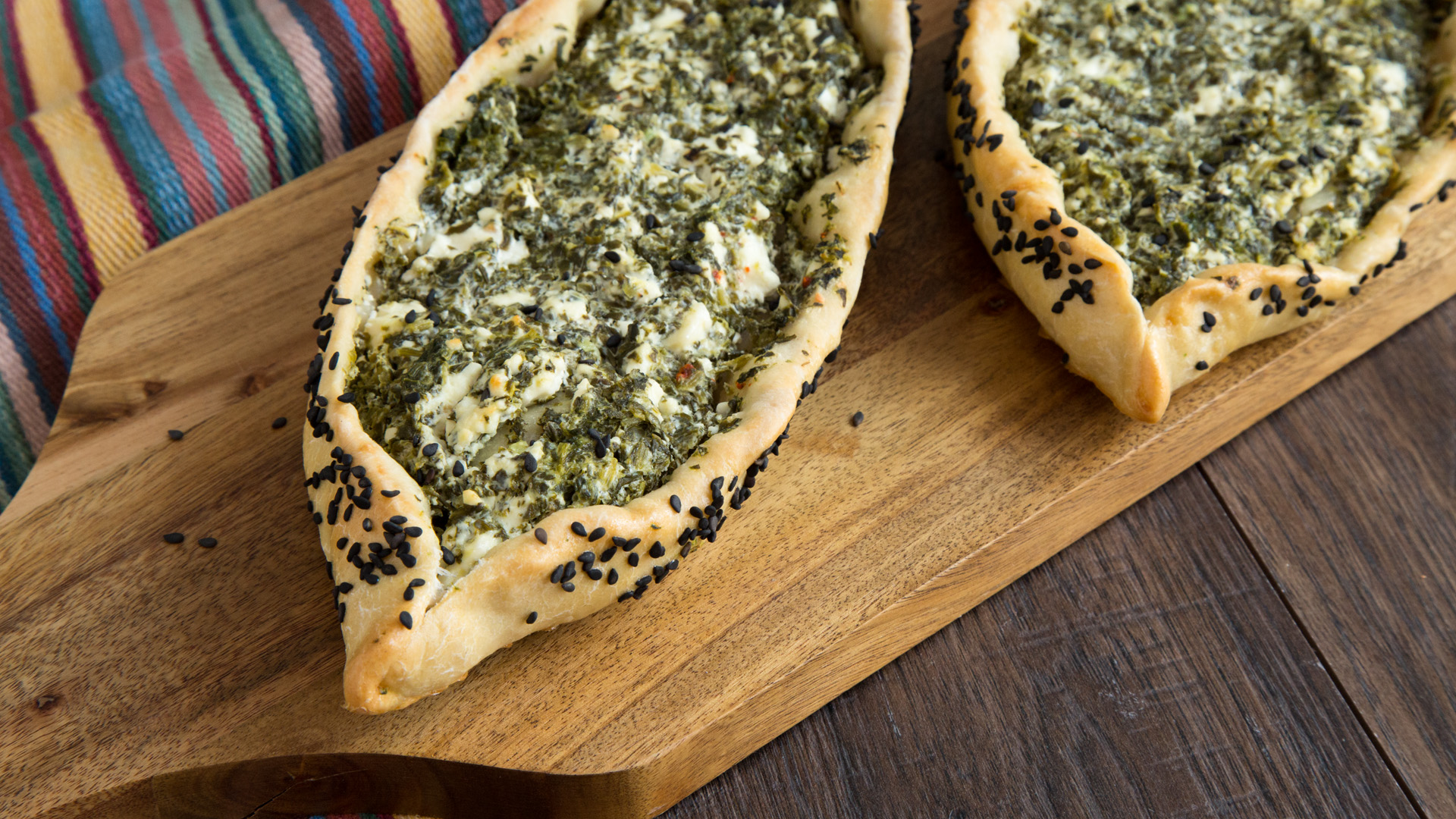Selbstgemachtes Pide mit Spinat und Feta